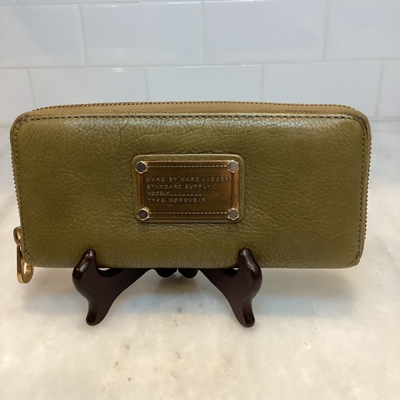 Marc By Marc Jacobs | Bags | Marc Jacobs Full Zip Continental Leather ...